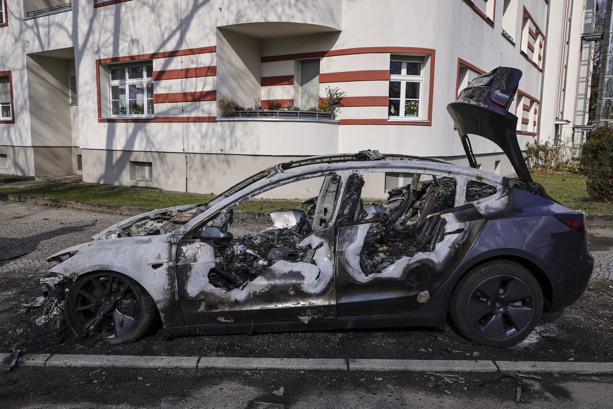 Poza 12 - Tesla incendiate în Berlin / foto: Guliver/gettyimages