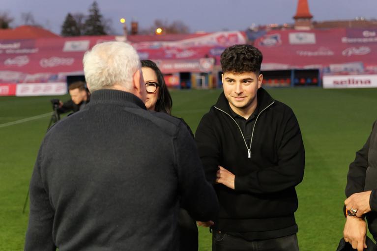 Sicriul lui Emeric Ienei, depus la stadionul din Oradea - Imaginea 30