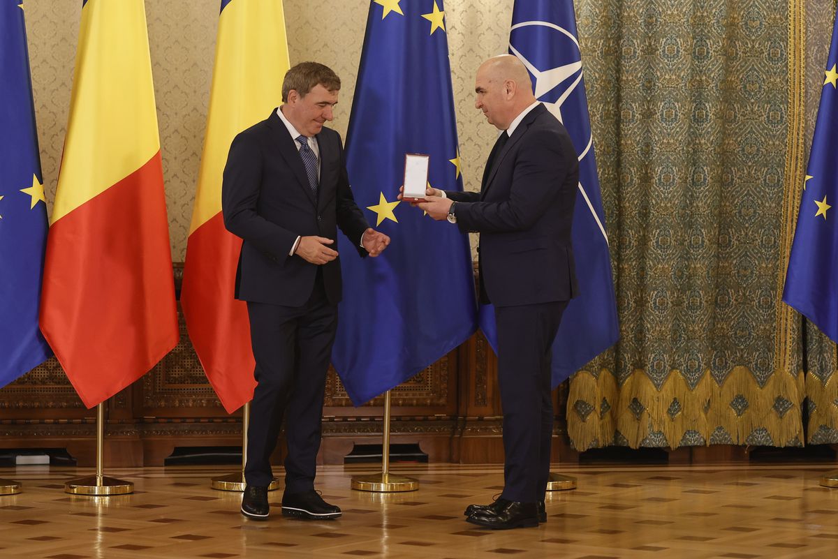 Poza 31 - Gică Hagi, decorat cu Ordinul Național „Steaua României ...