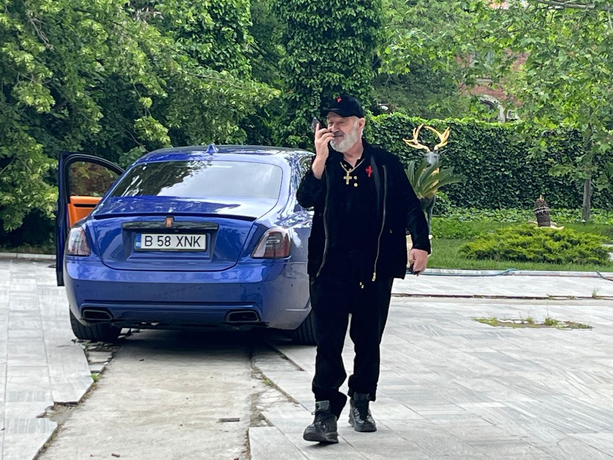 Imagini tari! Gigi Becali se plimba prin curte în timpul unei ...