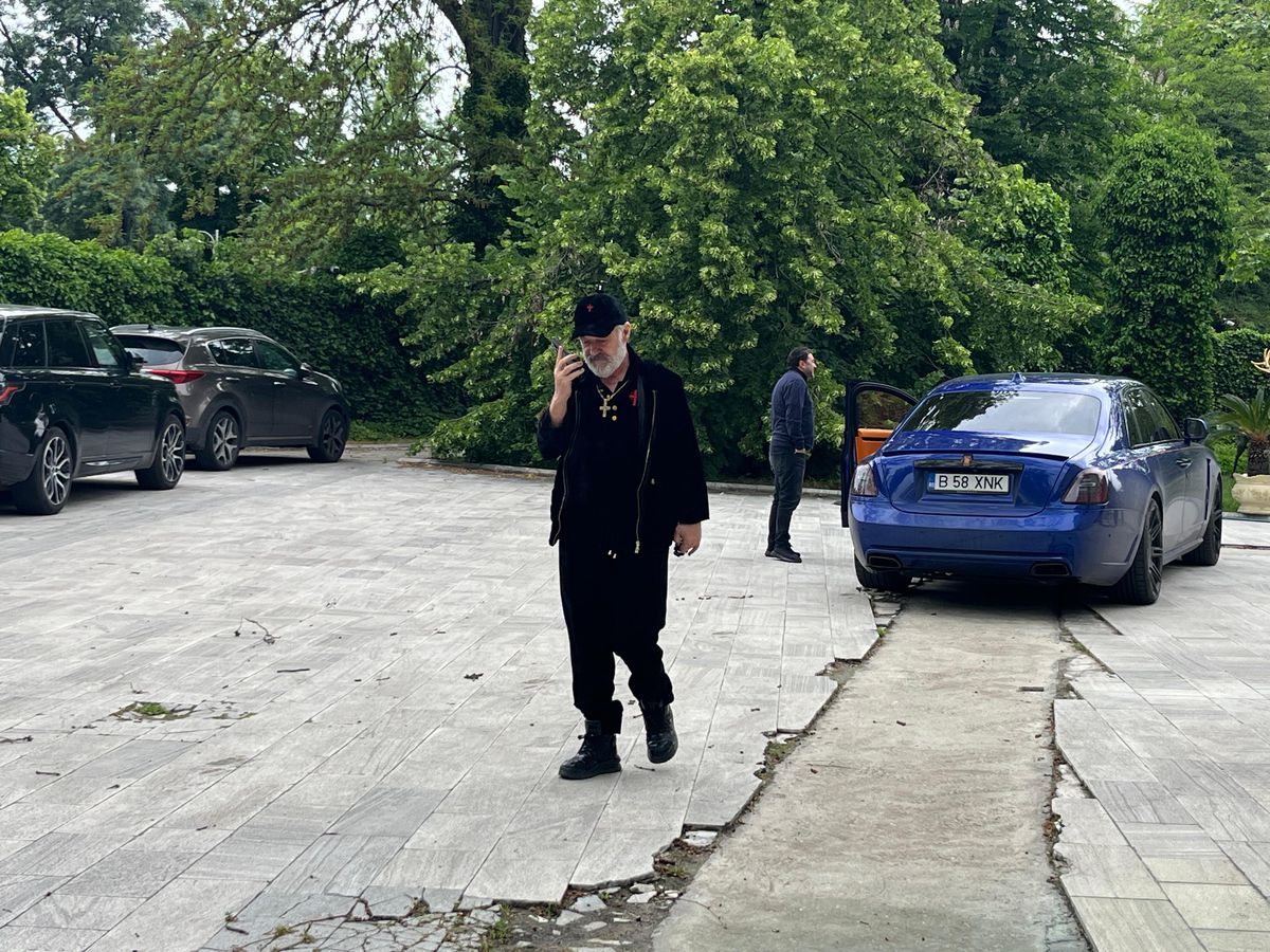 Imagini tari! Gigi Becali se plimba prin curte în timpul unei ...