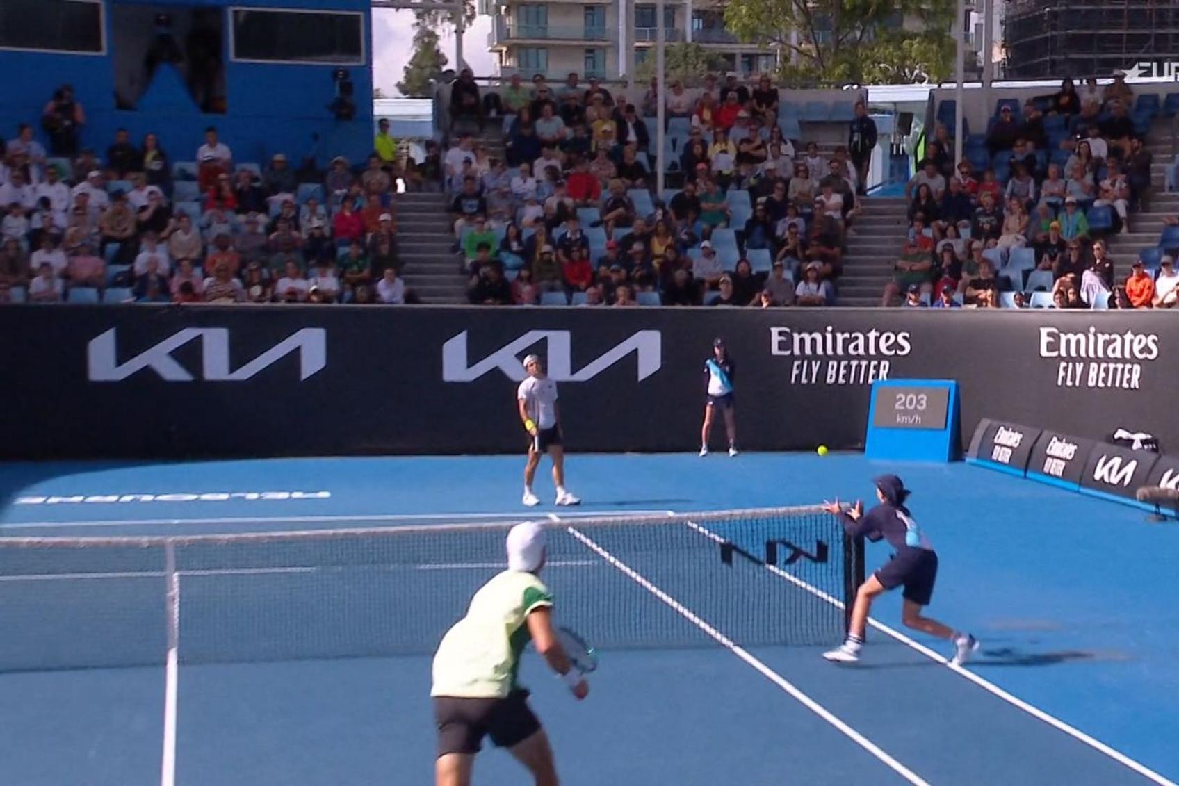 Nemaivăzut la Australian Open » Un copil de mingi a intervenit în ...