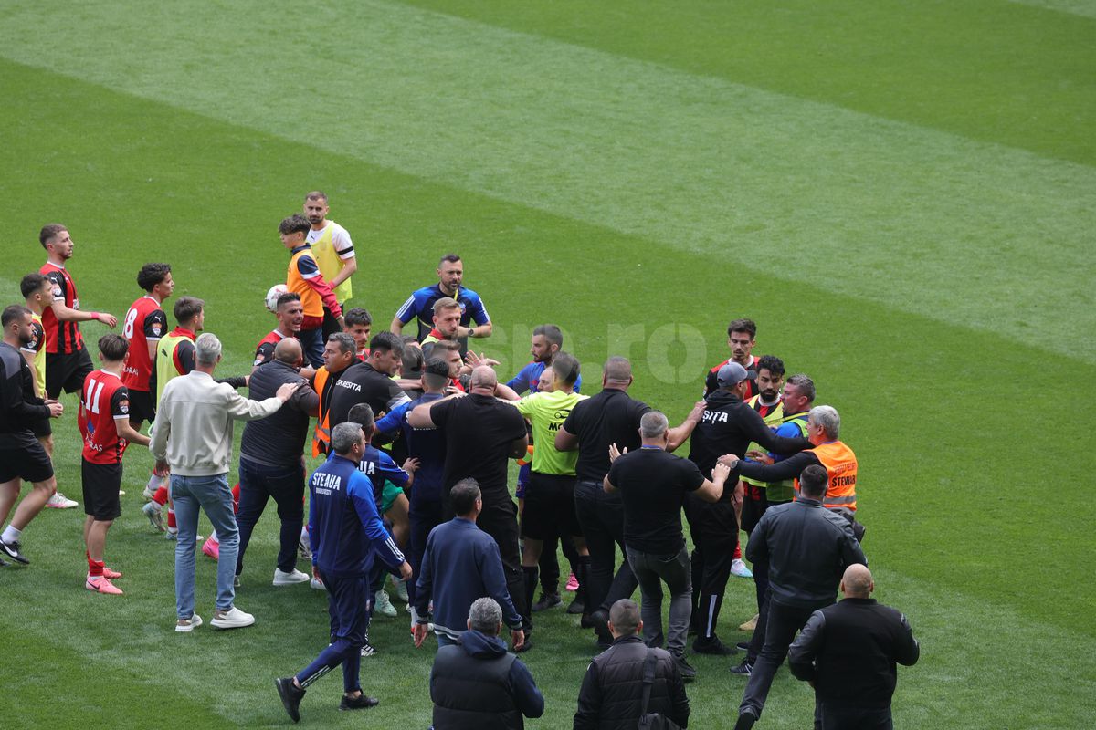 Poza 8 - Bătaie Steaua - CSM Reșița! Fanii au sărit în teren după ...