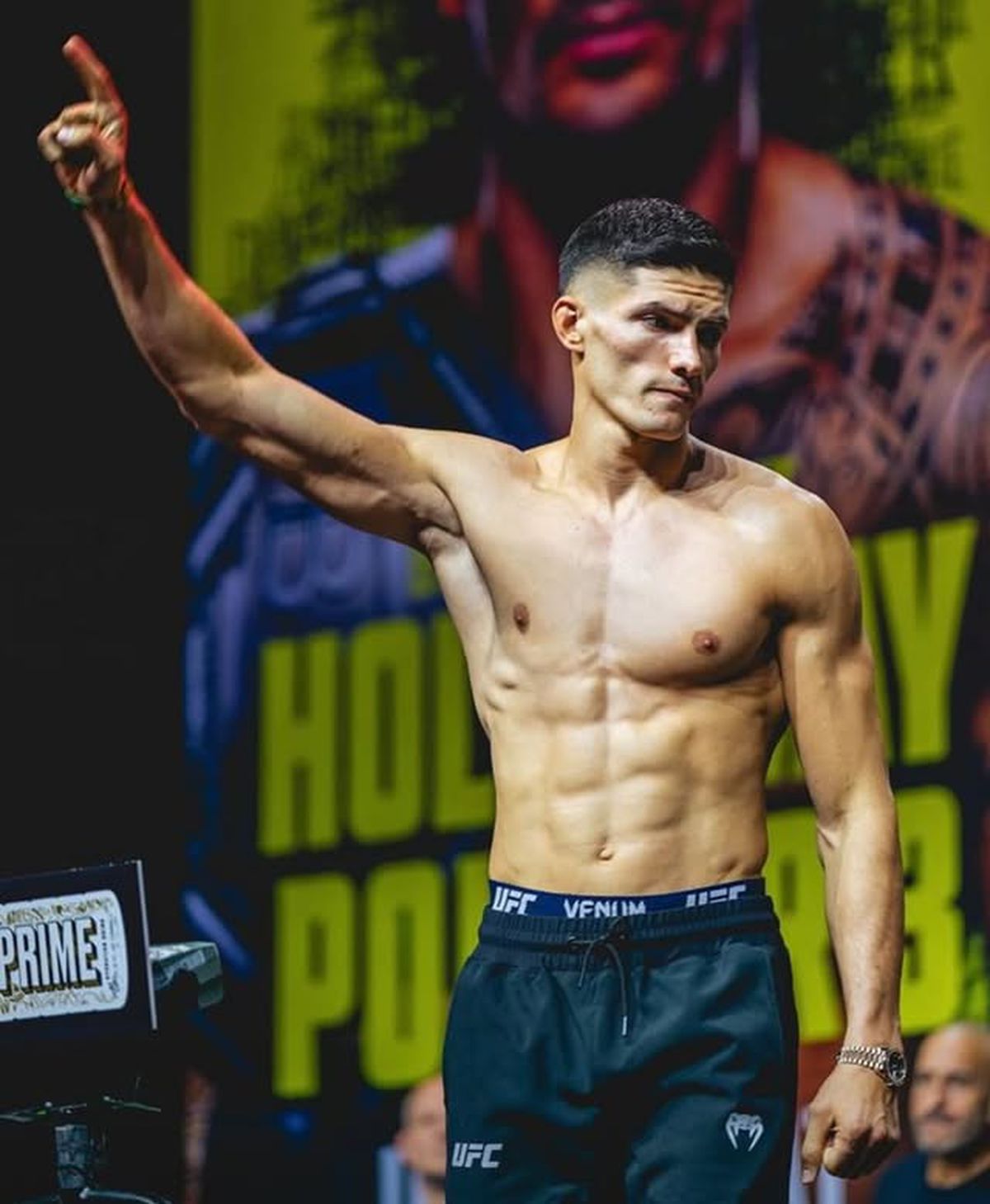 A câștigat lupta din UFC, apoi a pornit către podiumul Versace: „Arăt ...