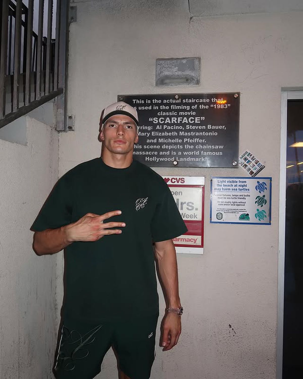 A câștigat lupta din UFC, apoi a pornit către podiumul Versace: „Arăt ...