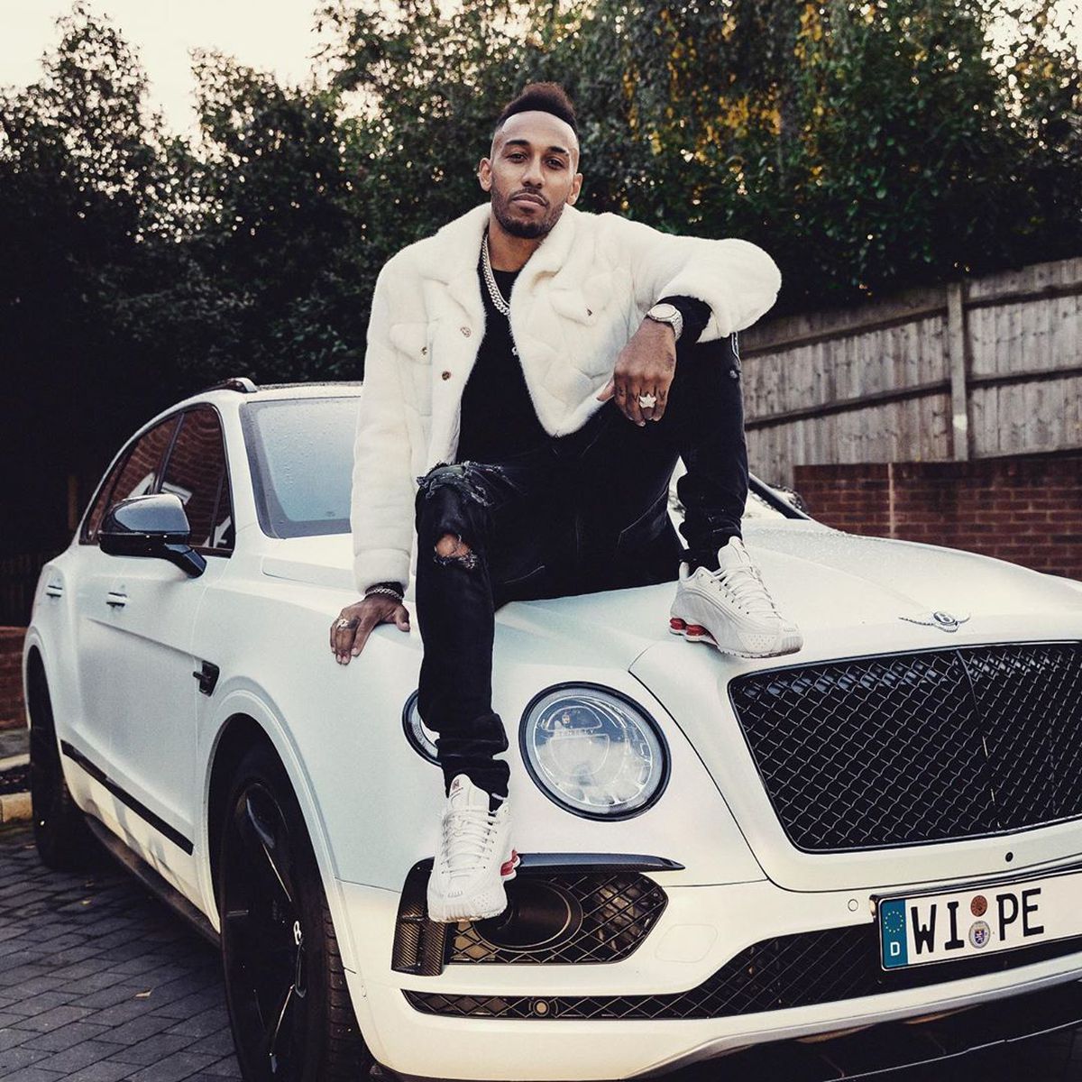 Poza 15 - FOTO Aubameyang și-a deschis garajul de lux: Ferrari de 2,2 ... Poza 15 - FOTO Aubameyang și-a deschis garajul de lux: Ferrari de 2,2 ...