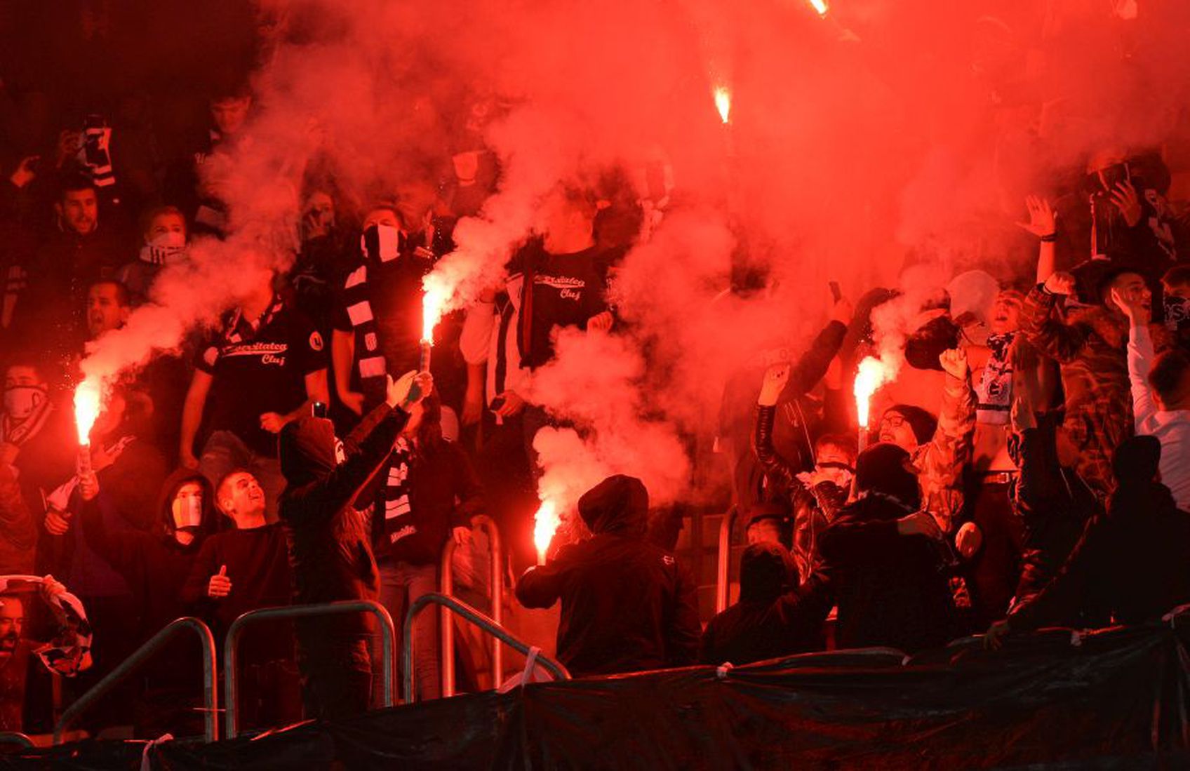 U CLUJ - FCSB 0-1 // VIDEO Galeria ardelenilor a cântat cu jucătorii ...